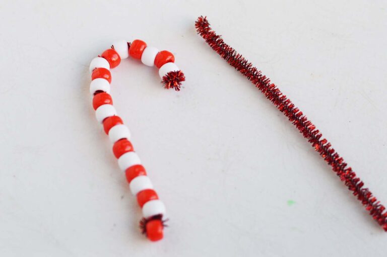 How to Make Pipe Cleaner Candy Canes - Mimosas & Motherhood