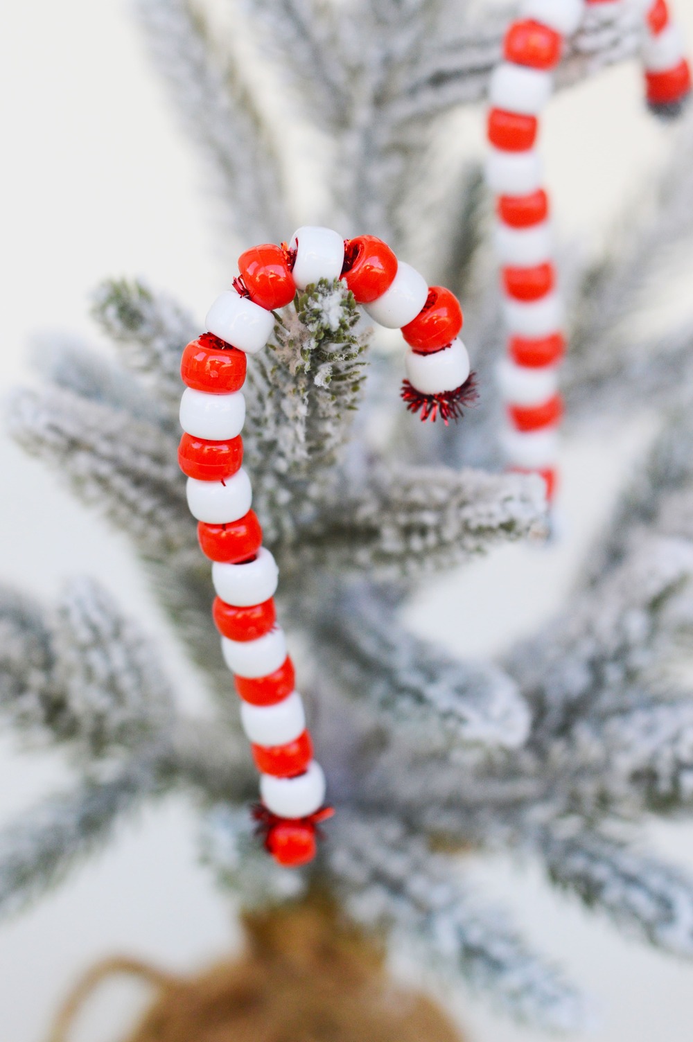 How to Make Pipe Cleaner Candy Canes - Mimosas & Motherhood