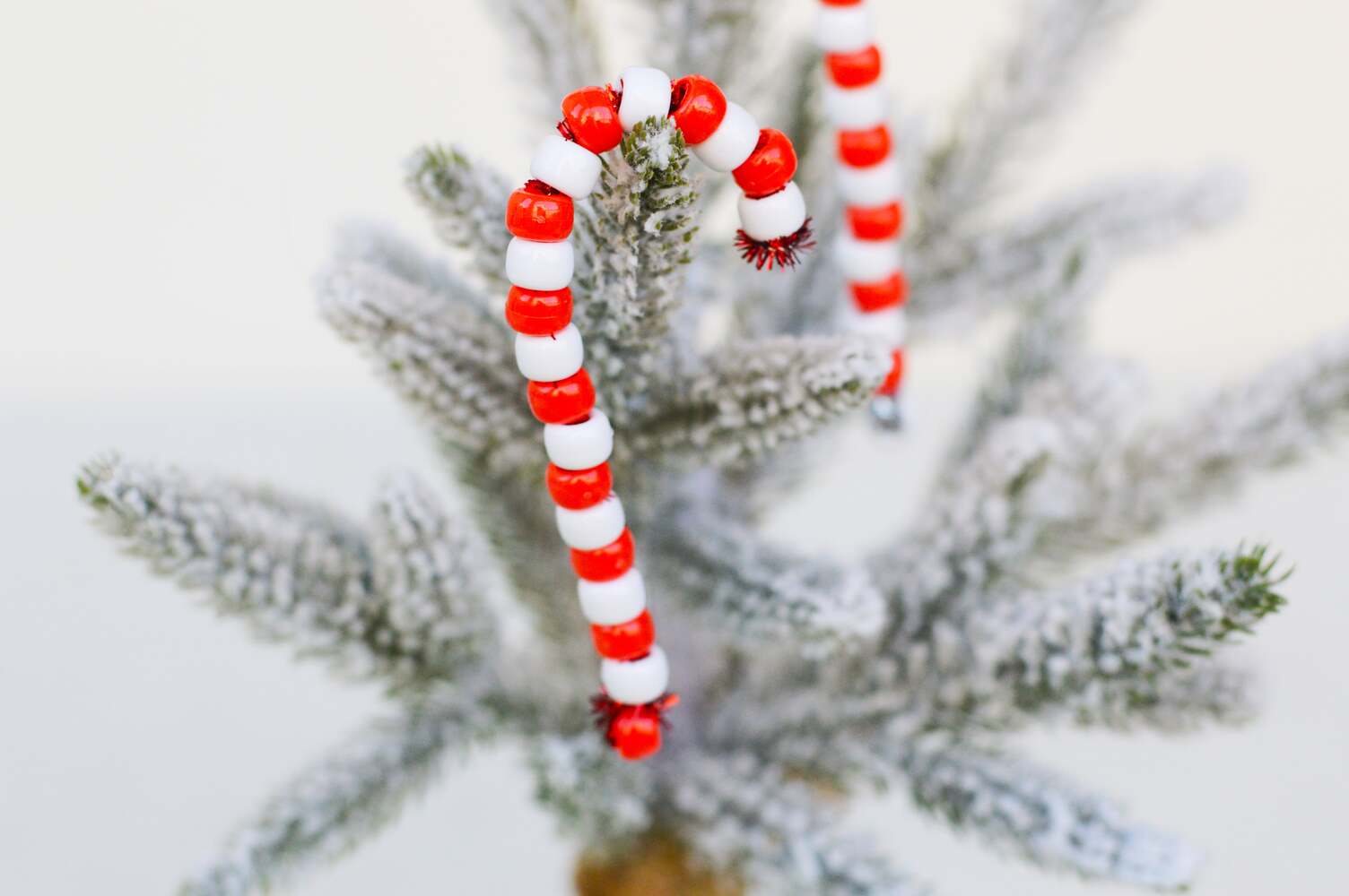 How to Make Pipe Cleaner Candy Canes - Mimosas & Motherhood